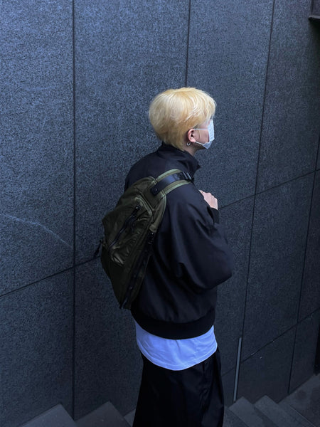 DISCERNMENT (ディーサーメント) - 男女兼用アングルクロススリングバッグ / Unisex angle cross sling bag – einz.jp